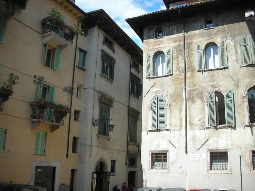 Verona: Private 2-Hour Walking Tour - Piazza Erbe and Piazza dei Signori: Heartbeats of Verona