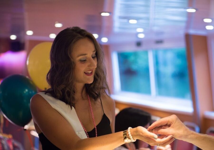 York: Party Cruise with Drink, Dinner, and DJ - The Dinner Experience