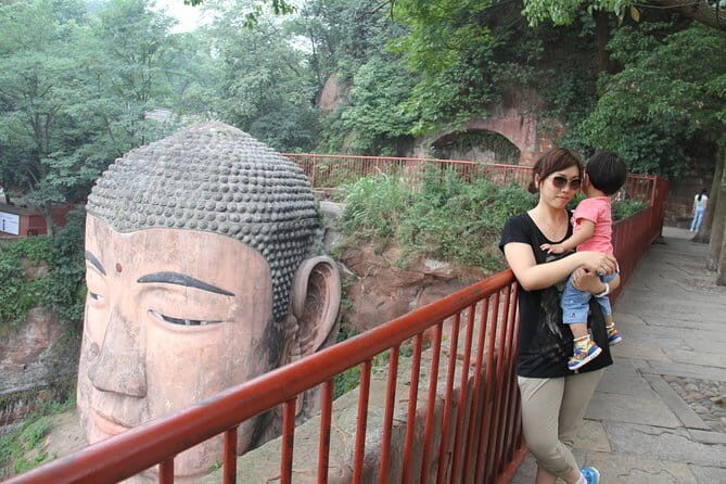 1-Day Chengdu Layover Tour: Leshan Giant buddha with Round Airport Transfer - Exploring the Itinerary