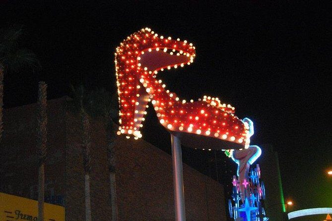 2-Hour Fremont Walking Tour with Photos and Champagne - Exploring Historic Casinos and Iconic Landmarks