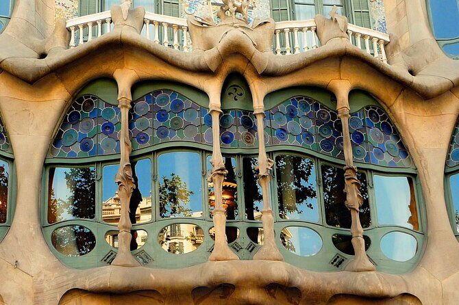 Barcelona in 1 Day: Sagrada Familia, Park Guell,Old Town & Pickup - Navigating Montjuïc for Stunning Views and Cultural Landmarks