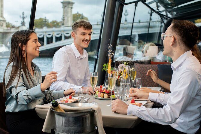 Bateaux Parisiens Seine River Gourmet Lunch & Sightseeing Cruise - Boarding and Seating – Comfort and Choice