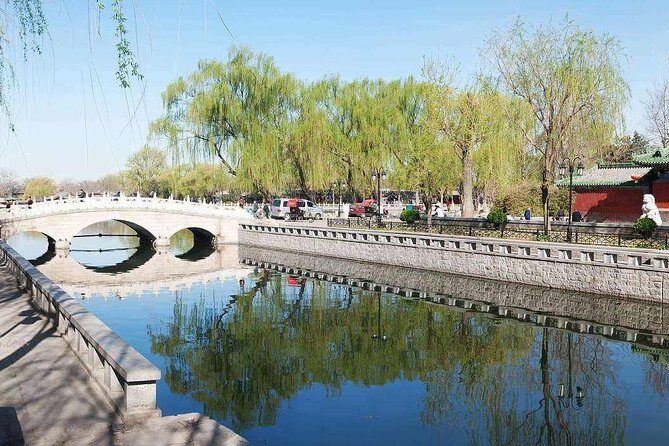 Beijing Hutong Private Walking Tour with Rickshaw in Shichahai Scenic Resort - Exploring the Hutongs by Rickshaw
