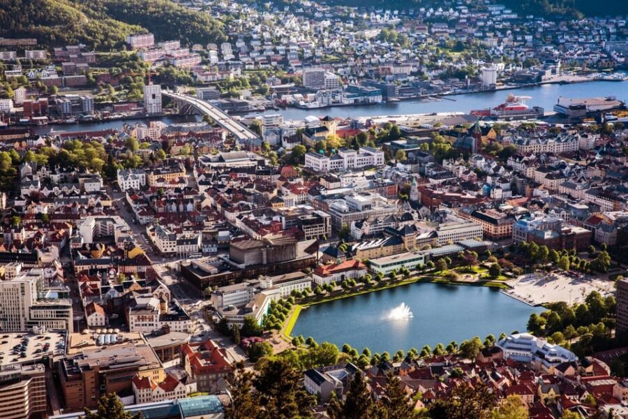 Bergen: Express Walk with a Local in 60 minutes - Highlights of the Tour