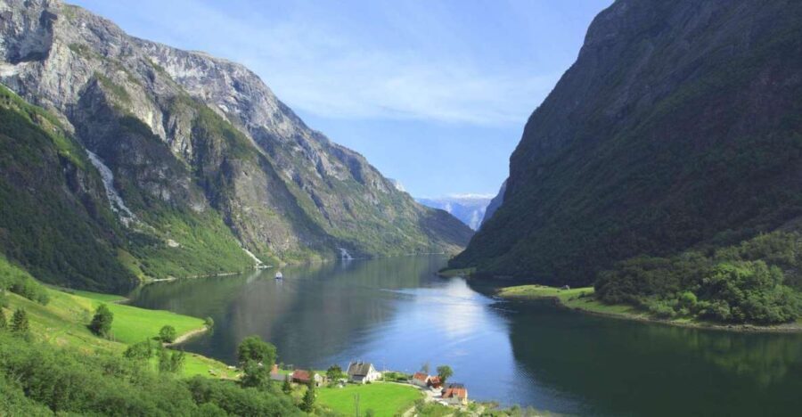 Bergen: Private Day Tour, Nærøyfjord Cruise and Flåm Railway - The Value of the Experience