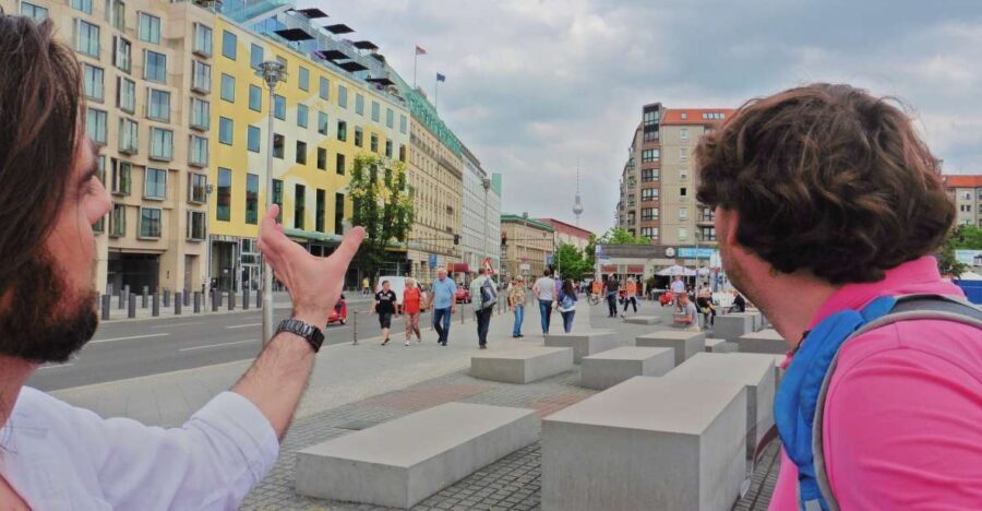 Berlin: Historical Sights & Berlin Wall Tour with a Berliner - Walking Along the Berlin Wall