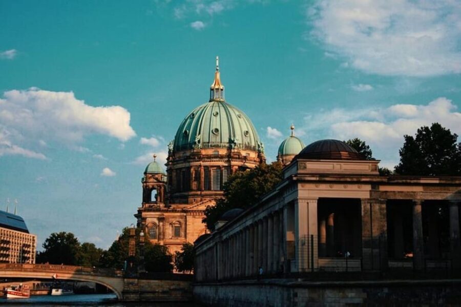 Berlin : Must-see attractions Walking Tour - Detailed Breakdown of the Itinerary