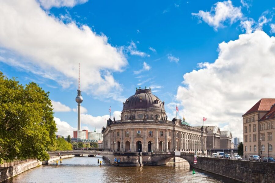 Berlin: Sights and Highlights Bike Tour with a Local Guide - The Sum Up