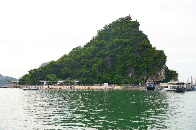 Best Halong Bay 2D1N Cruise : Supprising Cave, Titop Island,Kayak - Day 1: The Majesty of Halong Bay