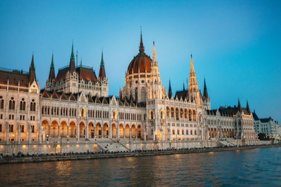 Budapest: Danube Cruise with Hungarian Dinner and Live Music - The Culinary Experience: Hungarian Flavors at Sea