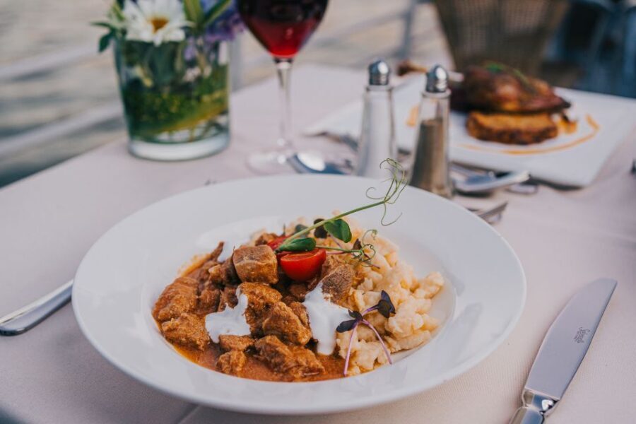 Budapest: Evening Cruise and Dinner with Welcome Drink - What to Expect During the Cruise