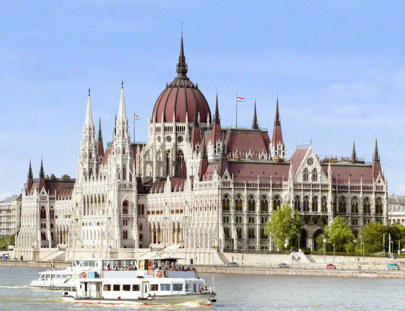 Budapest: Guided Tour of the Parliament Building in Spanish - Practical Details and Value