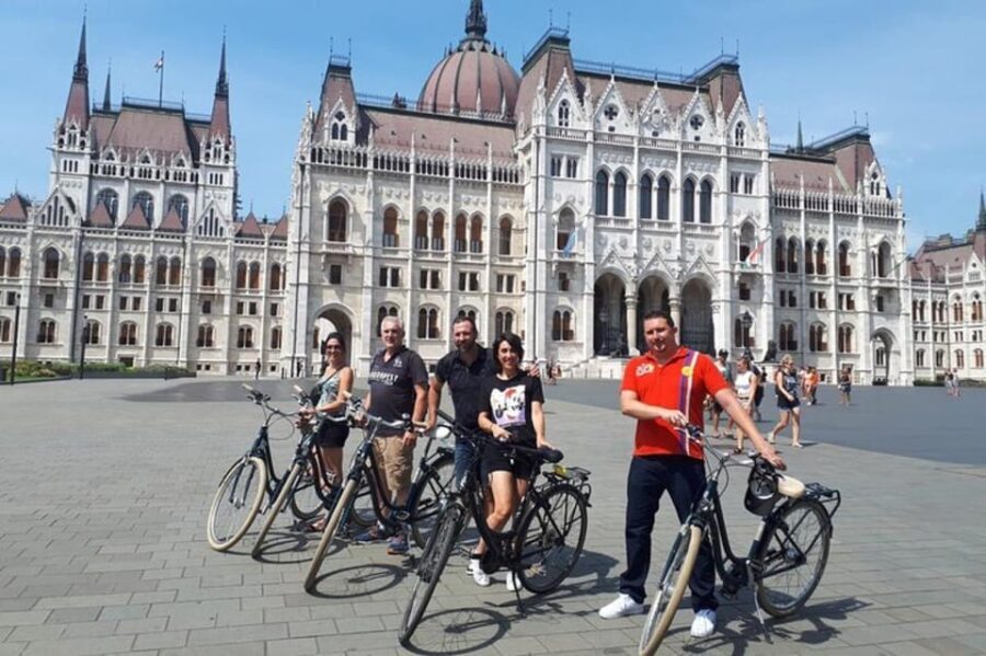 Budapest : Must-see attractions walking tour - Walking through Budapest’s Heart
