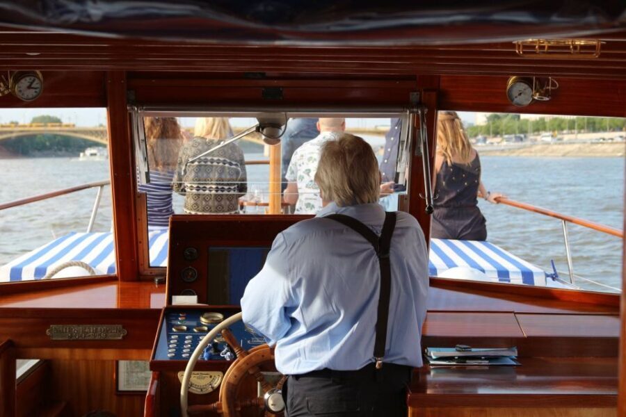 Budapest: Private Danube Yacht Cruise with Welcome Drink - Why a Private Cruise? The Benefits