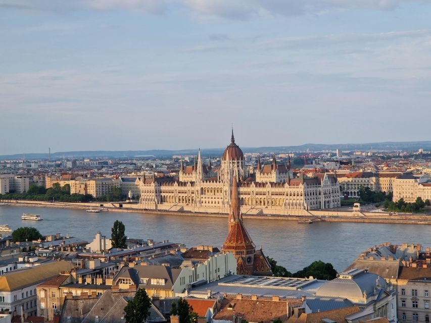 Budapest: private deluxe tour with a native, in Spanish - Who Should Consider This Tour?