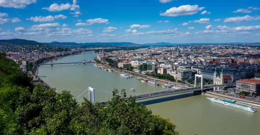 Budapest: Private Walking Tour of City with Spanish Guide - What to Expect from the Tour