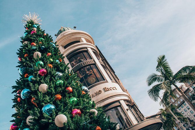 Christmas Lights in Beverly Hills - Private Guide and Free Coffee with Dessert - The Experience: A Closer Look at Each Stop