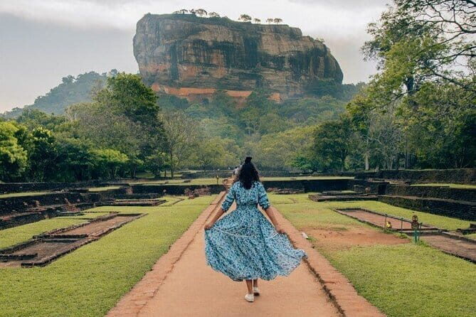 Colombo to Kandy Shuttle with Dambulla Sightseeing Tour - Dambulla Cave Temple: The Golden Temple