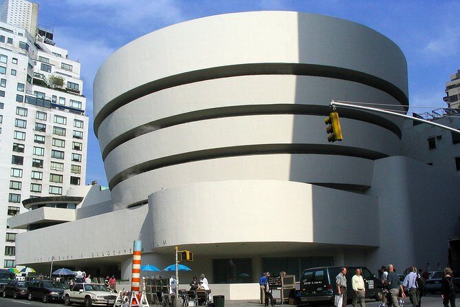 Contrasts New York Private Tour with driver and local guide - Who Will Love This Tour?