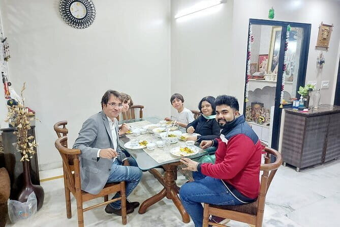 Delhi : Learn, Cook, Dine with Indian MOM with Local Family - What Travelers Can Expect