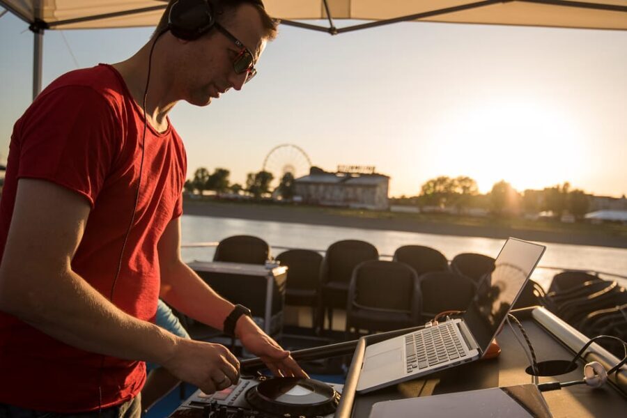 Düsseldorf: 2-Hour Evening Rhine River Cruise with Live DJ - Who Would Love This Experience