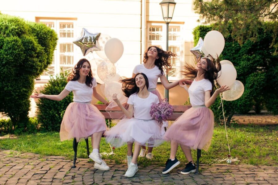 Düsseldorf: Girls-only-tour with shots, party, fun & games - Key Points