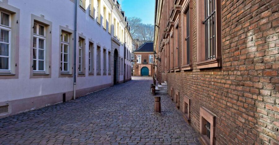 Düsseldorf Old Town - Private Guided tour - The World’s Longest Bar and Historic Streets