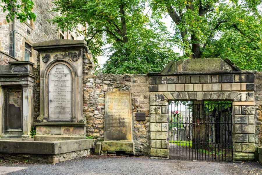 Edinburgh: Haunted Underground Vaults and Graveyard Tour - The Experience: Atmosphere, Stories, and Sight