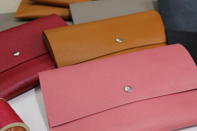 Enjoy & Learn - Making a Custom Clutch Bag in Leather Studio - The Materials and Technique