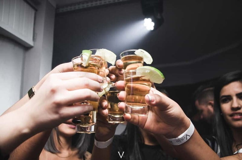 Frankfurt am Main: Night Pub Crawl Shots and Party - Authentic Experiences from Participants
