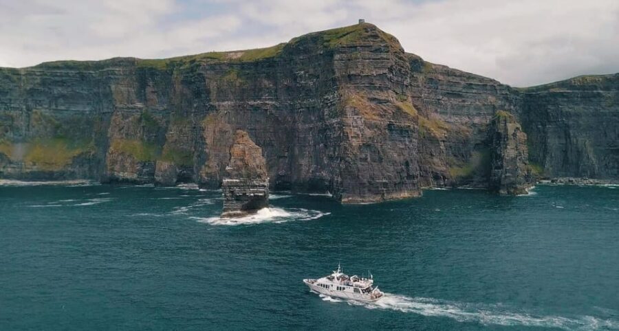From Dublin: Galway + Cliffs of Moher Boat Cruise in Spanish - Scenic Drive to Doolin