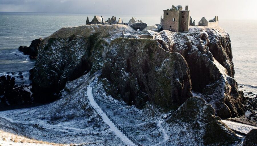 From Edinburgh: Glamis and Dunnottar Castles Tour in Italian - Transportation & Group Size