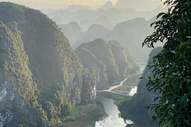 From Hanoi: Hoa Lu, Tam Coc & Mua Caves Deluxe Tour with Buffet - Why This Tour Is a Great Choice
