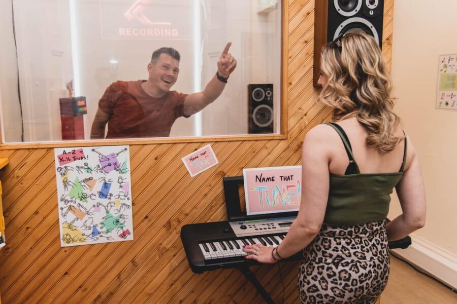 Glasgow: Stuck in the 90s... A Nostalgic Musical Escape Room - Is It Worth the Price?
