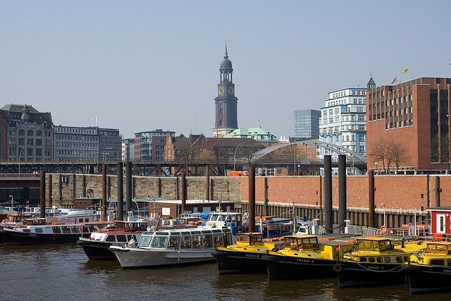Hamburg: 1.5-Hour Comedy Bus Tour in German - What to Expect on the Tour