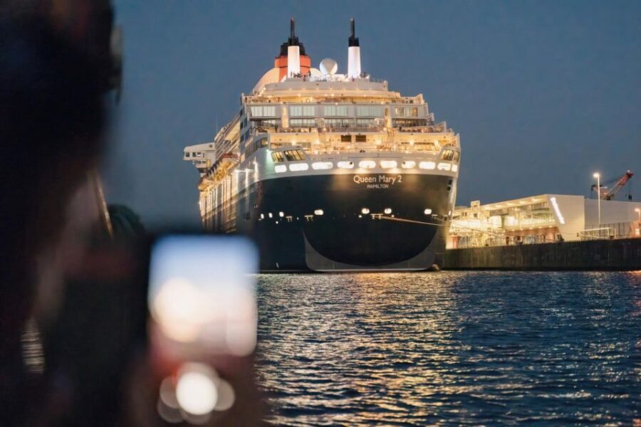 Hamburg: 1.5-Hour Evening Lights Harbour Cruise on a Ship - Who Will Enjoy This Tour Most?