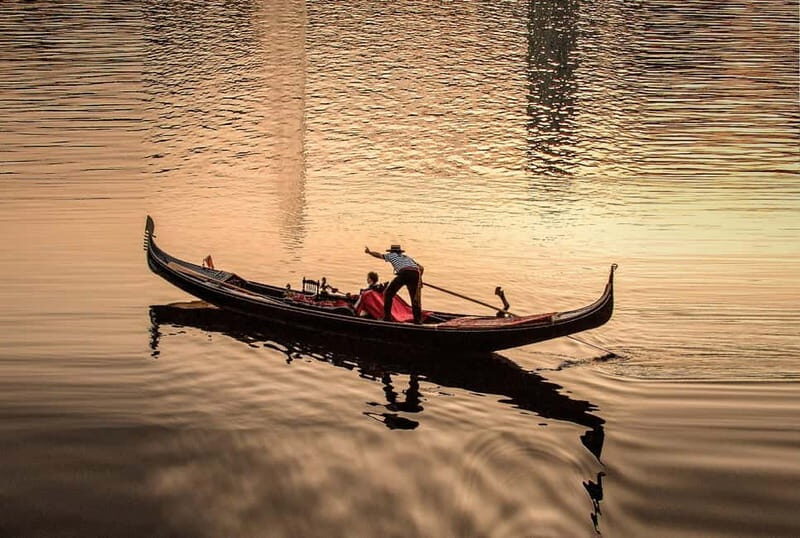 Hamburg Alster Lake romantic Tour in a Real Venetian Gondola - An In-Depth Look at the Hamburg Gondola Experience