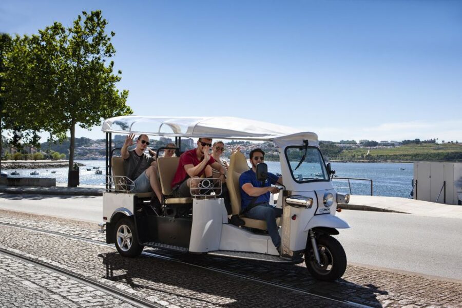 Helsinki City: 2.5-Hour City Tour with Electric TukTuk - Itinerary Breakdown: What to Expect