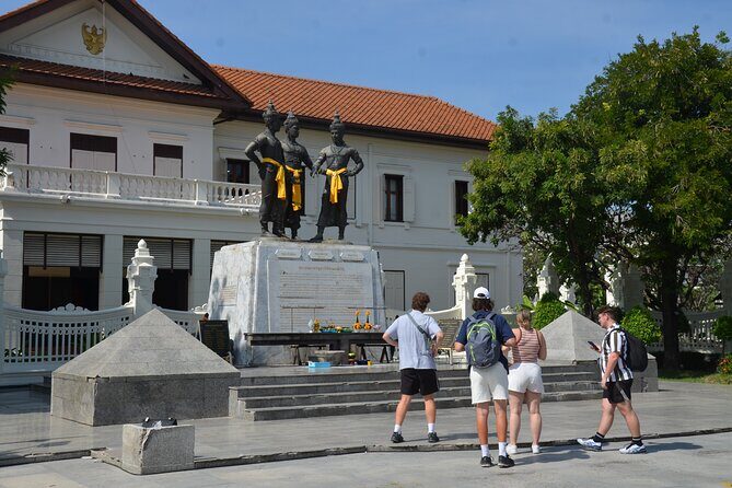 Historic Temples and City Guided Walking Tour in Chiang Mai - What the Guides Bring to the Table