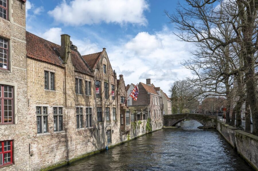 Historical walk in Bruges with local guide. Praline included - Authentic Stories and Real Experiences