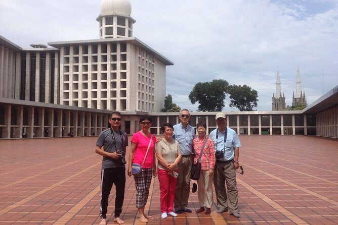 Jakarta Private Tour with local Guide & Lunch - Food and Refreshments