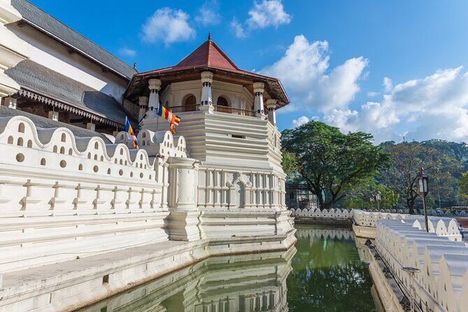 Kandy City Tour from Sigiriya - Transportation & Guide