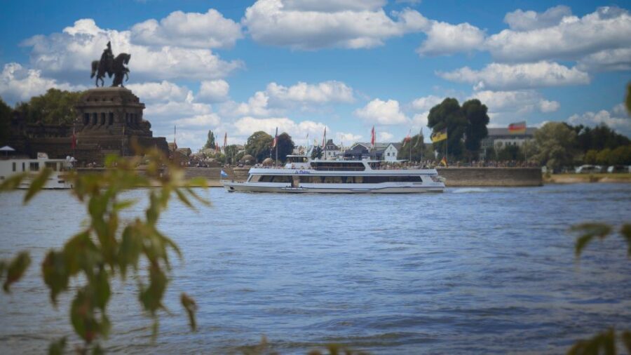 Koblenz: Christmas Boat Tour with Mulled Wine - What You Can Expect During the Cruise