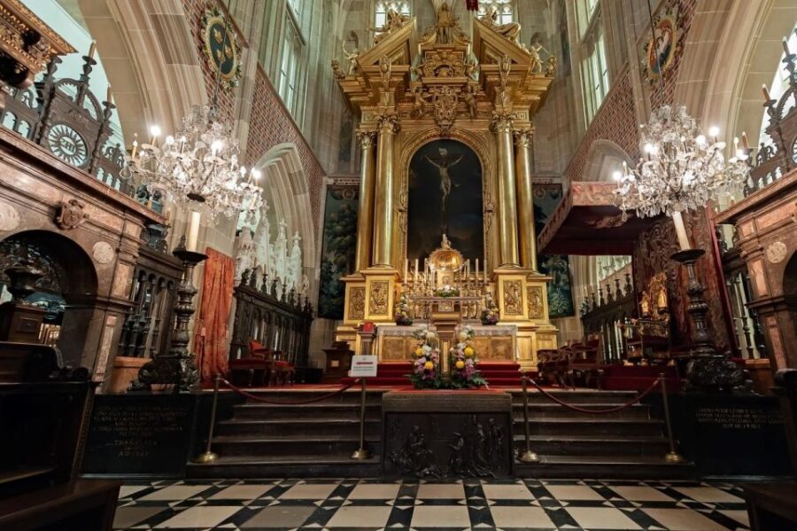 Krakow: Guided Tour of Wawel Hill and St. Mary's Basilica - Authentic Krakow: Who Will Love This Tour?