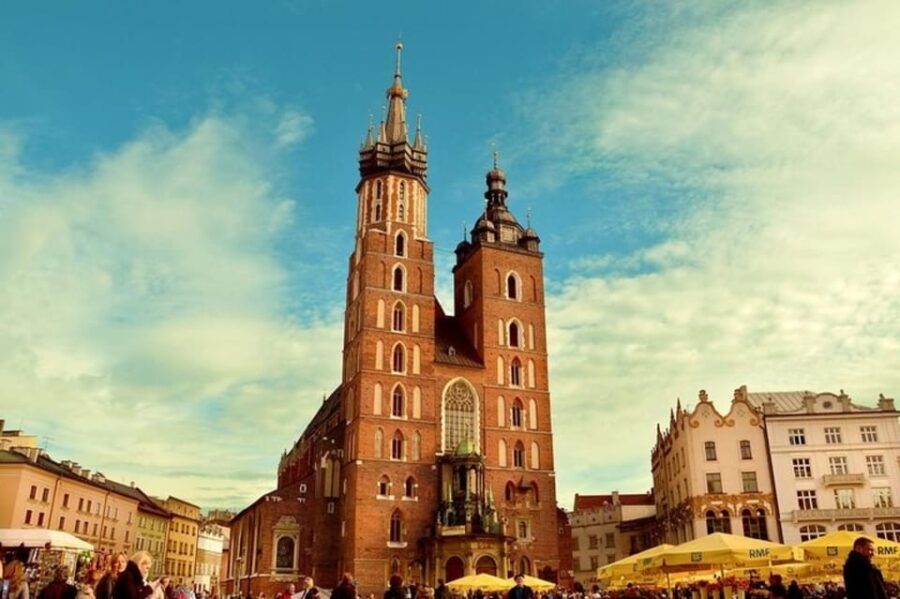 Krakow : Old Town Walking Tour With A guide - Breaking Down the Itinerary