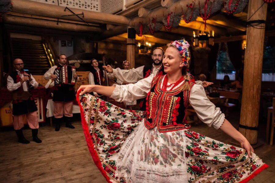 Krakow: Polish Folk Night with Dinner and Unlimited Drinks - The Experience: What Works Well
