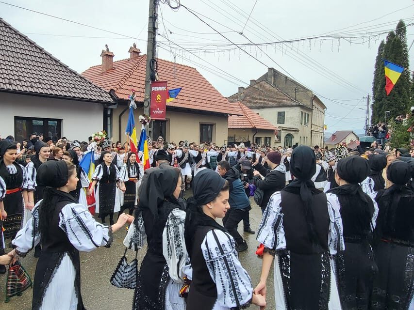 Learning toghether Transylvanian dances in Sibiu - Why This Tour Works