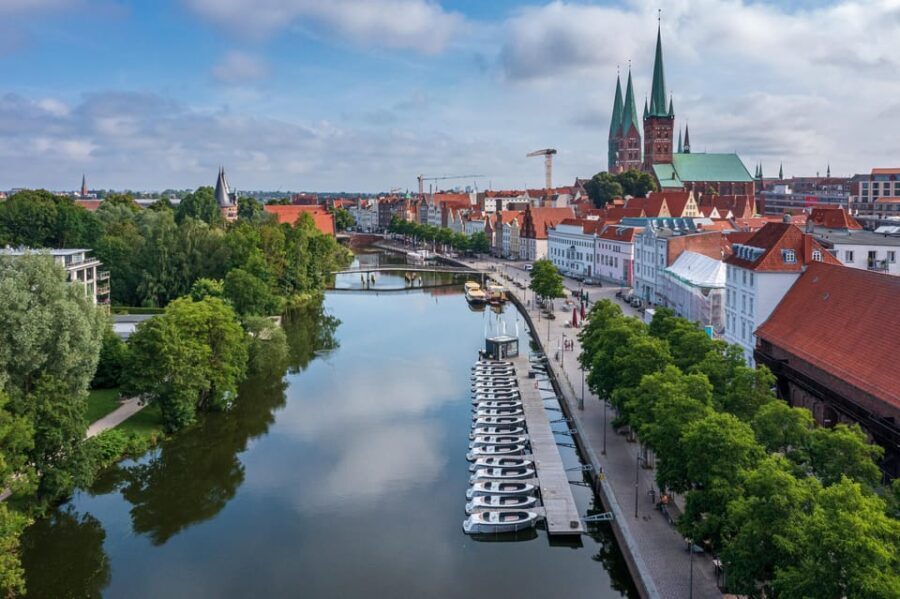 Lübeck: Electric Boat Rental - without driving licence - Why this experience is worth considering