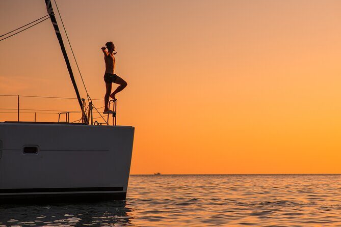 Luxury Diamond Head Sunset Sail - The Yacht: Comfort and Flexibility