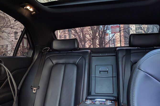 Meet and Greet Private Sedan Transfer from ORD to Downtown Chicago - Key Points